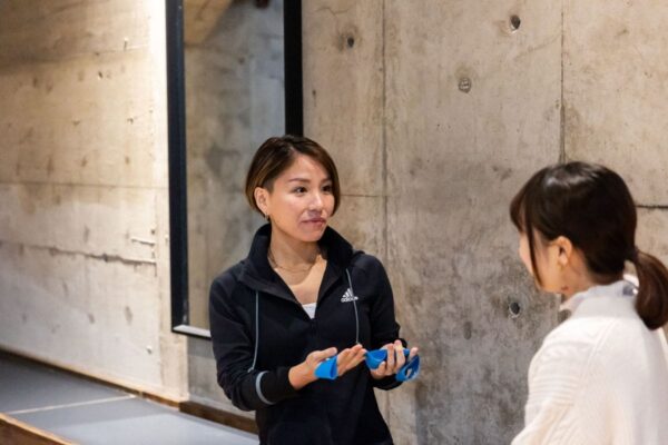 筋トレ「ランジ」のやり方や効果は？下半身を効率よく鍛えるためのコツを紹介 - Wellulu