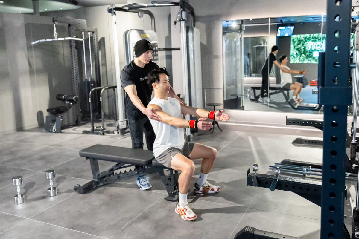 「インクラインダンベルプレス」の正しい角度や重量設定でのやり方を紹介！ - Wellulu