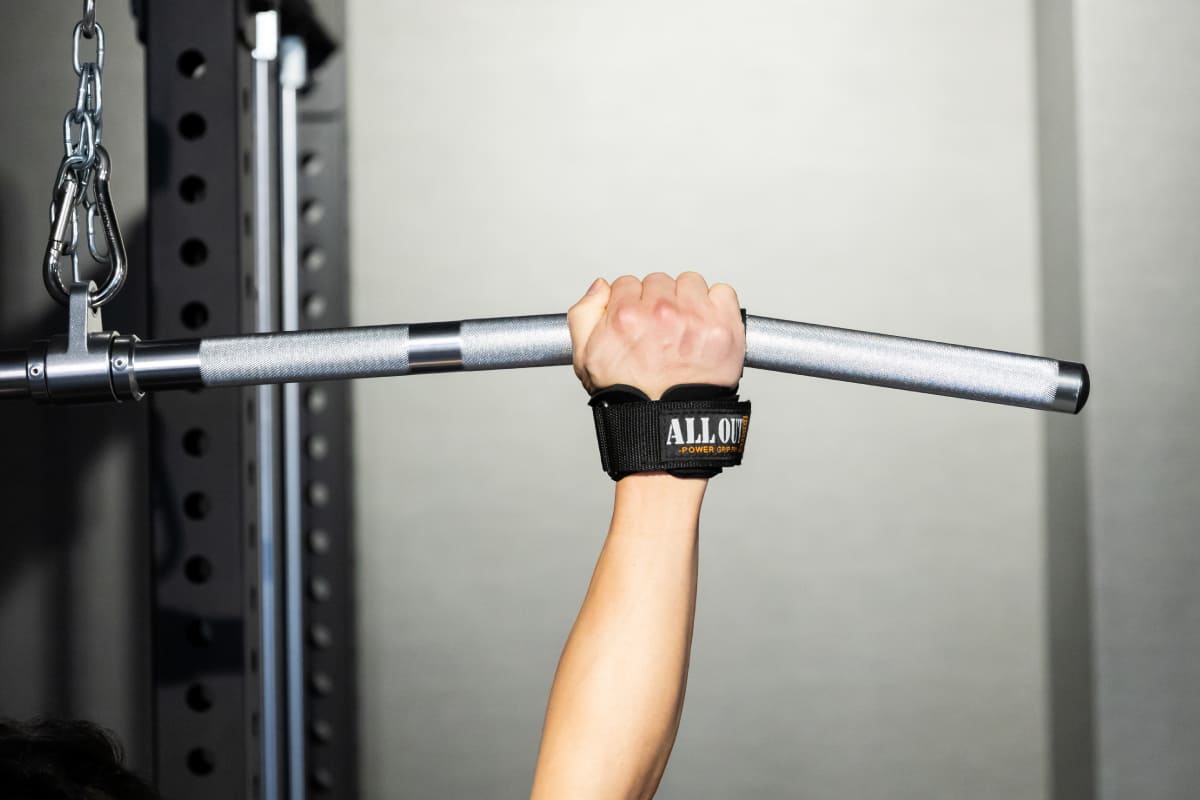 「ラットプルダウン」のやり方や重量は？アタッチメント別の効果も紹介 - Wellulu