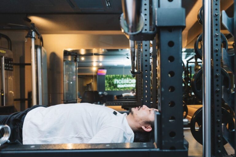 「ベンチプレス」の正しいやり方・フォームや効果は？重量や回数、RM換算についても解説 - Wellulu