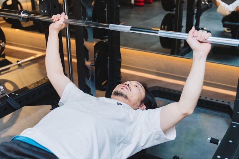 「ベンチプレス」の正しいやり方・フォームや効果は？重量や回数、RM換算についても解説 - Wellulu