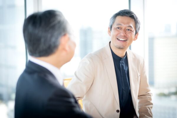 【徳成旨亮氏×堂上研：前編】日本を代表する一流CFOはなぜいつも笑顔？ 職場をウェルビーイングに導く考え方 - Wellulu