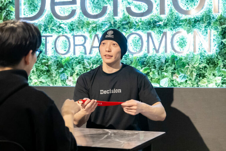 「ラットプルダウン」のやり方・フォームや重量は？アタッチメント別の効果も紹介 - Wellulu