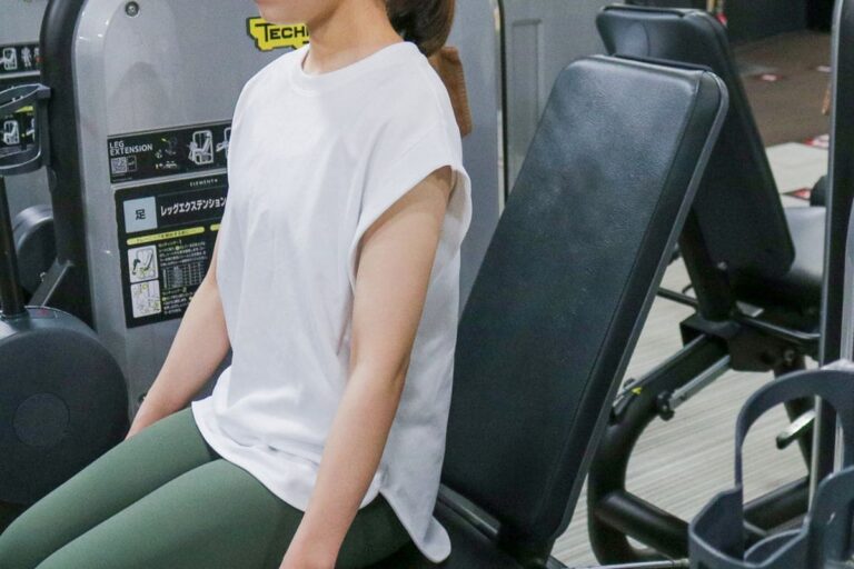 「レッグエクステンション」のやり方や効果は？自宅やマシンで鍛えるコツも紹介！ - Wellulu