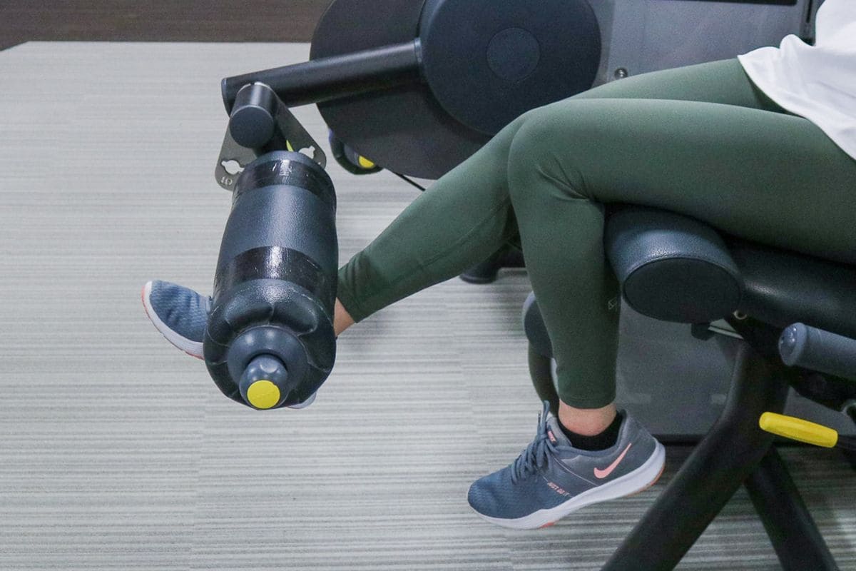 「レッグエクステンション」のやり方や効果は？自宅やマシンで鍛えるコツも紹介！ - Wellulu