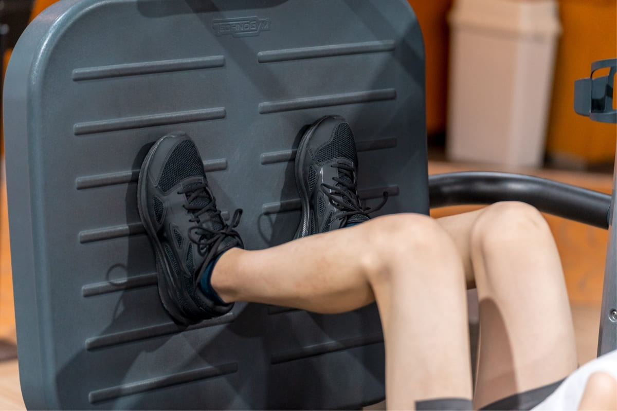 「レッグプレス」の効果や正しいやり方は？平均的な重量やマシンの使い方も紹介 - Wellulu