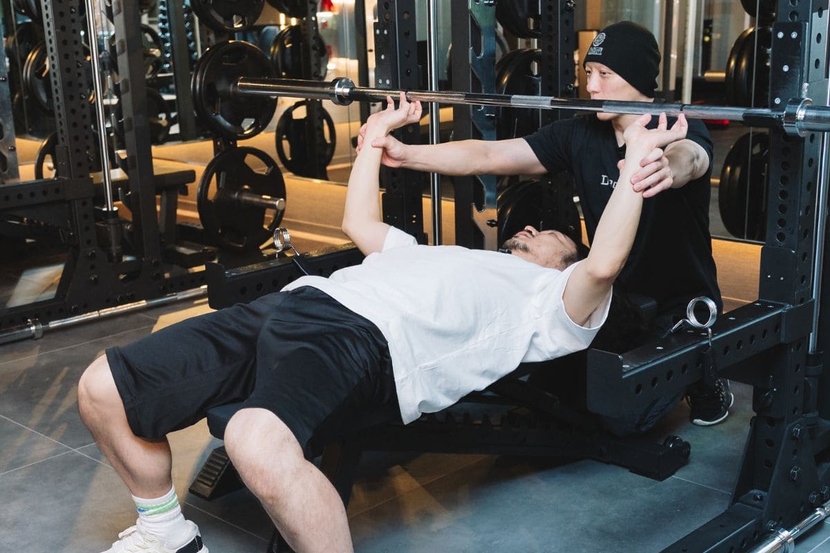 「ベンチプレス」の正しいやり方・フォームや効果は？重量や回数、RM換算についても解説 - Wellulu