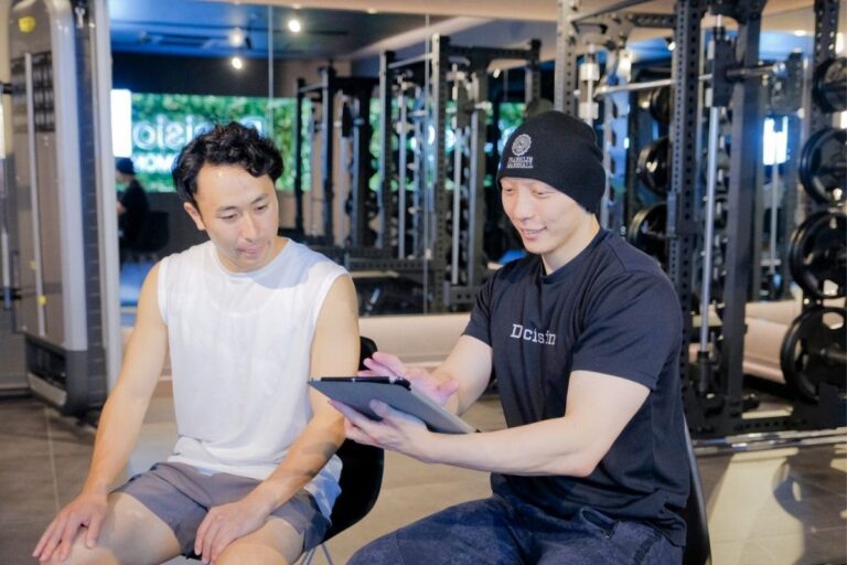 自宅やジムで鍛える背筋メニュー22選！自重・ダンベル・バーベル種目で筋トレ - Wellulu