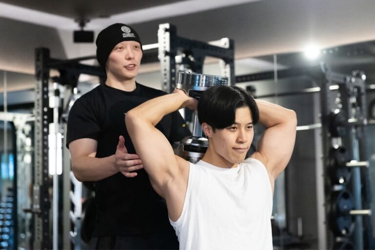 上腕三頭筋の筋トレメニュー18選！自重・ダンベル・ケーブルマシンを使った種目 - Wellulu