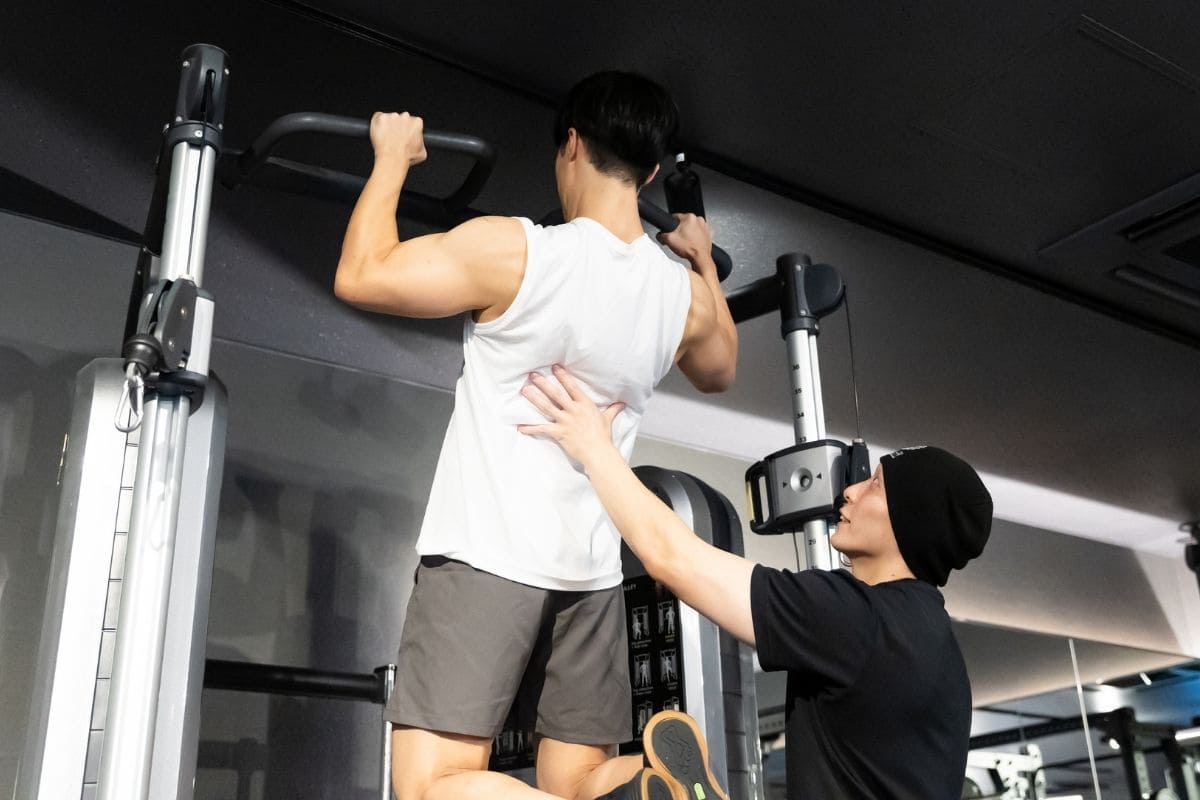 広背筋（背中）の筋トレメニュー6選！自重・ダンベル・マシンを使った種目、ストレッチの方法 - Wellulu