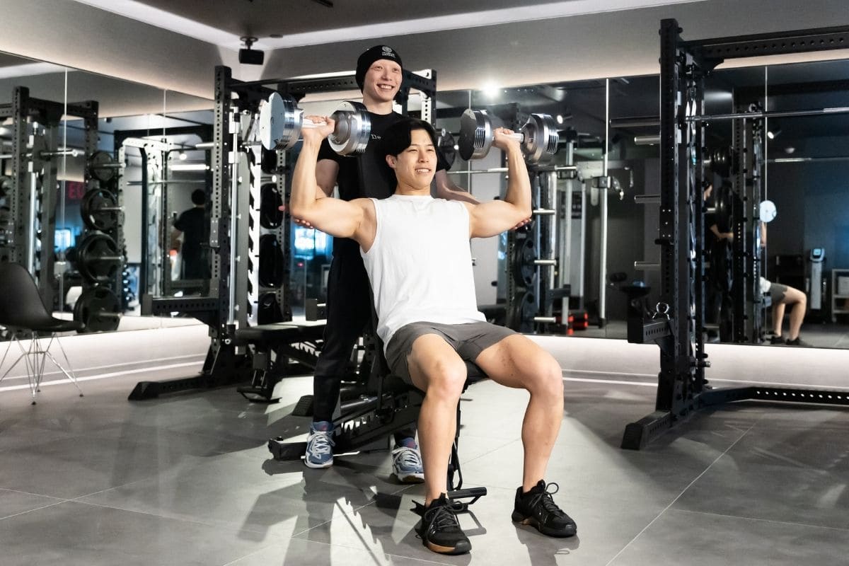 三角筋（肩）の筋トレメニュー8選！自重・ダンベル・マシンを使った種目を紹介 - Wellulu