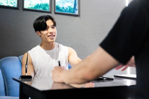 太ももの筋トレ11選！内側・前側・裏側に効く女性でもできる自重やマシンでの鍛え方 - Wellulu