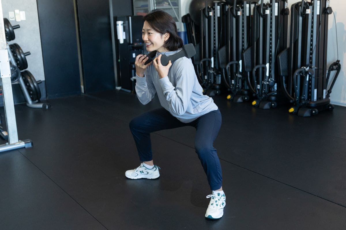 「ワイドスクワット」のやり方・効果！回数や頻度・組み合わせメニュー - Wellulu