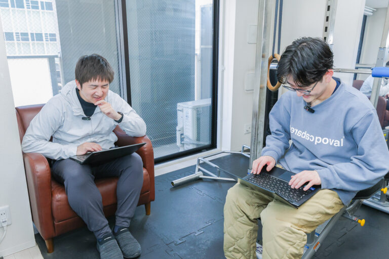 上腕三頭筋を鍛えるダンベル筋トレメニュー！重量や回数・組み合わせメニューも - Wellulu