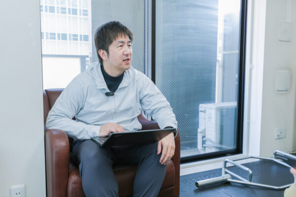 ダンベルを使った筋トレメニュー14選！部位別のおすすめ種目・1週間メニューも紹介 - Wellulu