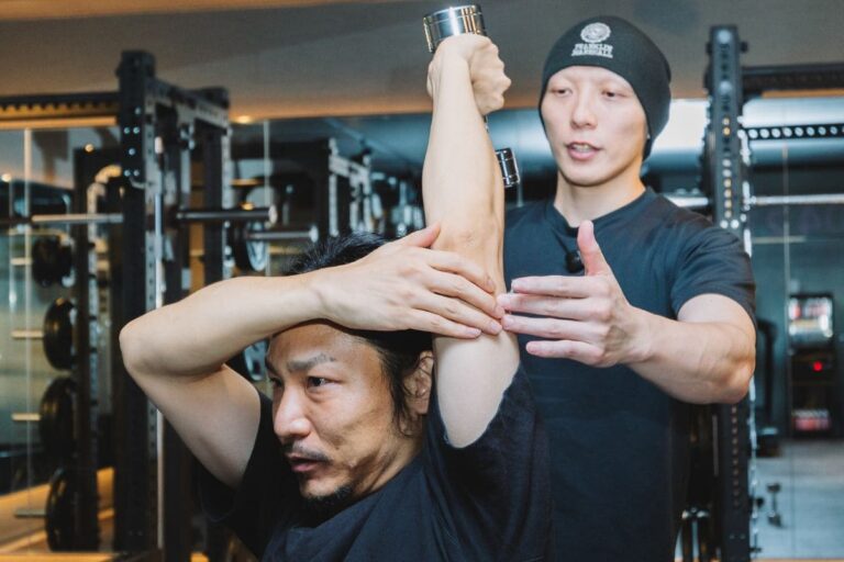 腕を太くする筋トレ方法25選！ダンベル・自重・ジムで鍛える方法 - Wellulu