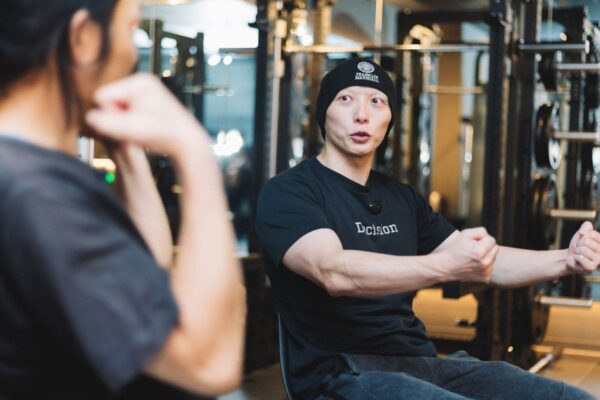 腕を太くする筋トレ方法25選！ダンベル・自重・ジムで鍛える方法 - Wellulu