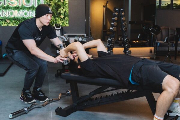 腕を太くする筋トレ方法25選！ダンベル・自重・ジムで鍛える方法 - Wellulu