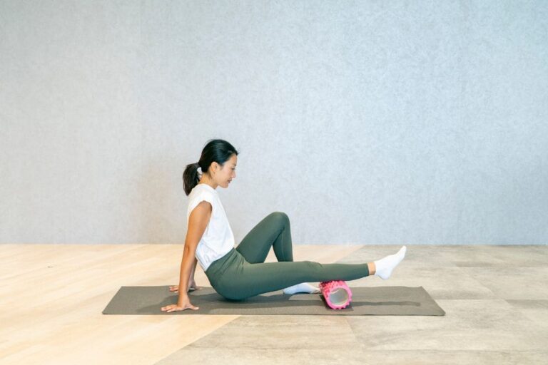 筋膜ローラー（フォームローラー）の使い方や効果とは？お腹・背中など部位別でのほぐし方も紹介 - Wellulu