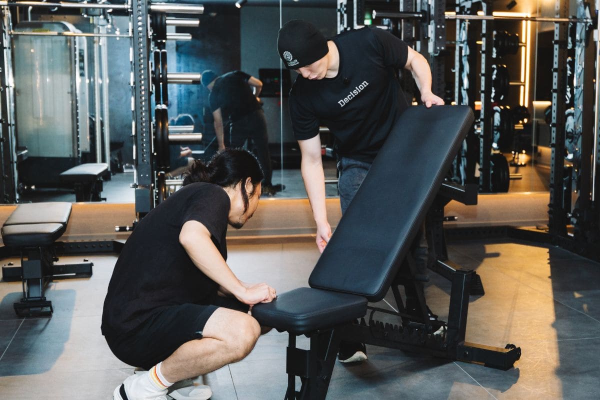 インクラインダンベルカールのやり方！重量・角度・ダンベルカールとの違い - Wellulu