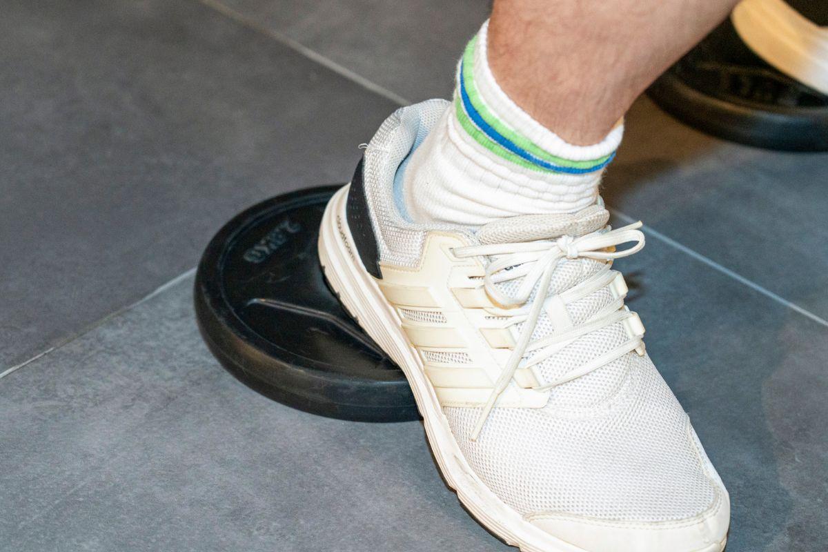 フルスクワットの正しいやり方！重量・効果・鍛えられる部位 - Wellulu