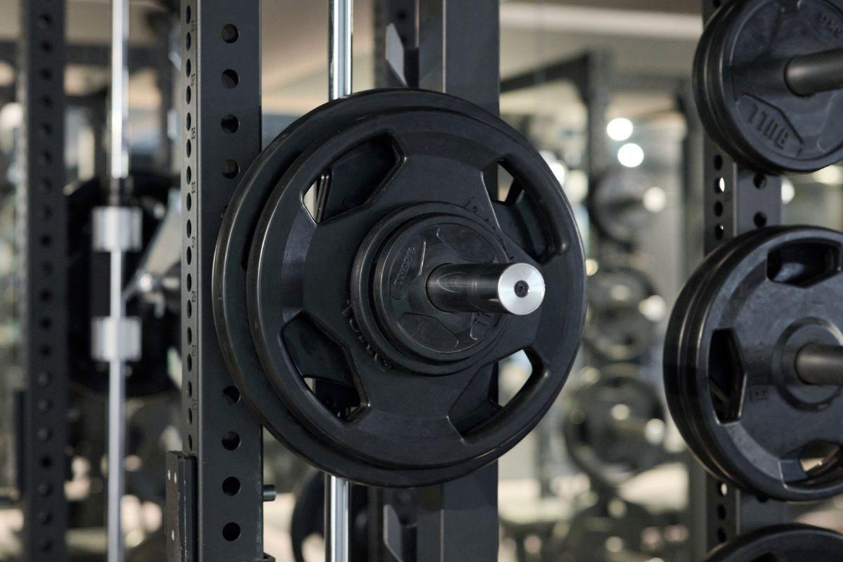 スミスマシンスクワットのやり方！重量・正しい向き・効果を高めるコツ - Wellulu